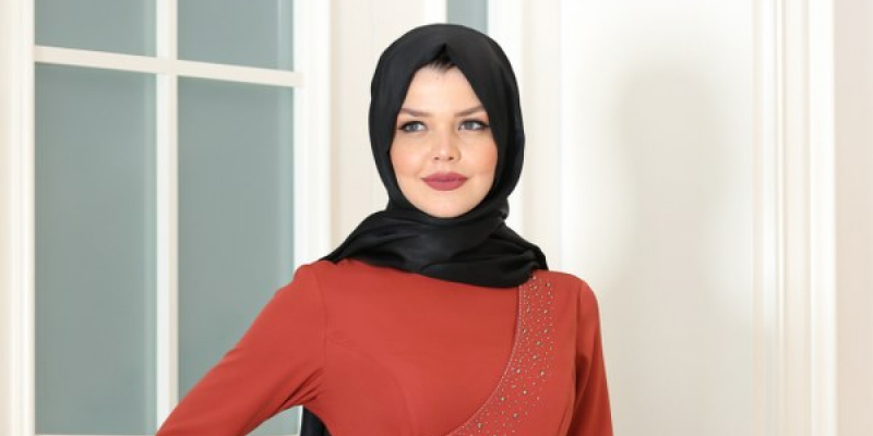 Kiremit Rengi ile Siyah Uyumu: Yine kiremit rengi taşlı ve sade model ...